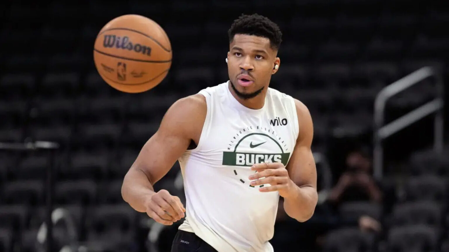 Giannis Antetokounmpo Leads Bucks to Narrow Win Over Hornets - THESCJOURNAL
